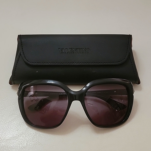 Great Description About Valentino Sunglasses Black